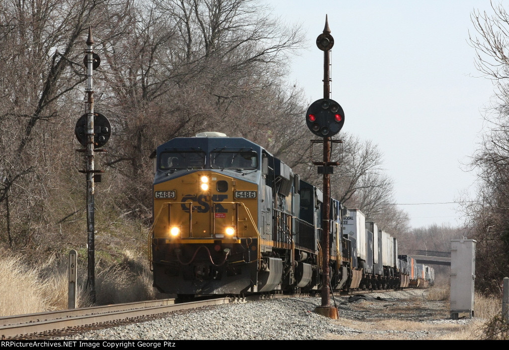 CSX 5486 and train Q031